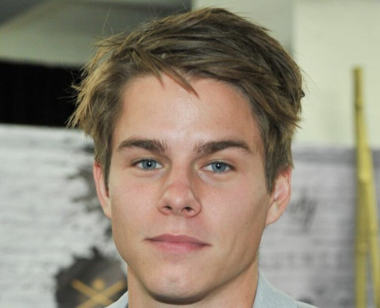 Jake Manley Age, Height, Wife, Parents, Net Worth
