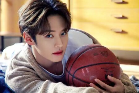 Lee Know Age, Height, Relationship, Net Worth