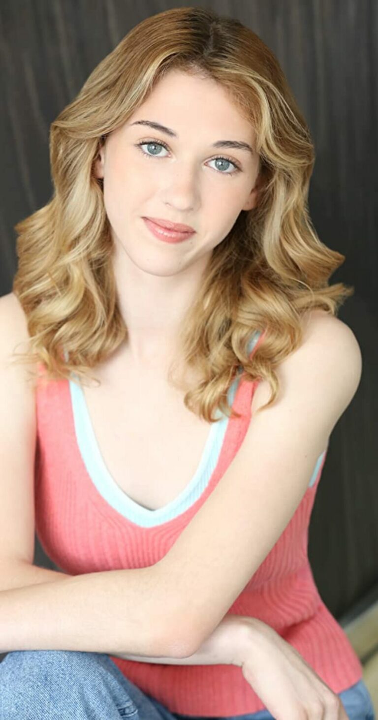 Meet Caroline Konstnar - YouTuber And Actress