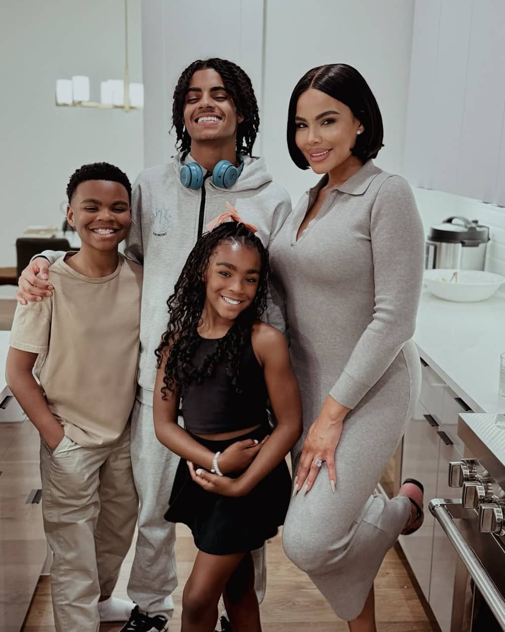 How was Mia Thornton's Childhood?
